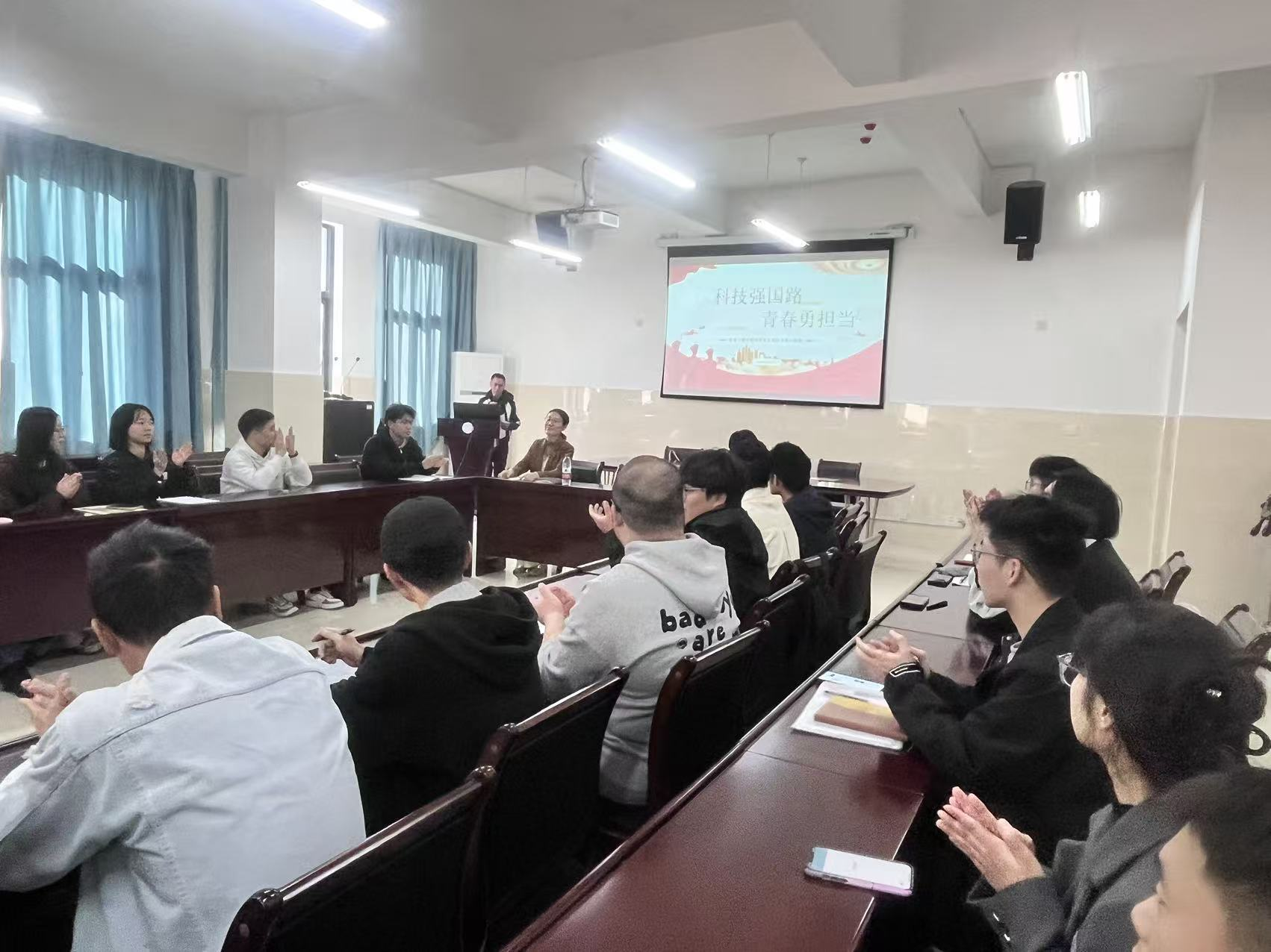 科技强国路 青春勇担当——机电工程学院学生党支部组织开展科技创新主题党日 活动