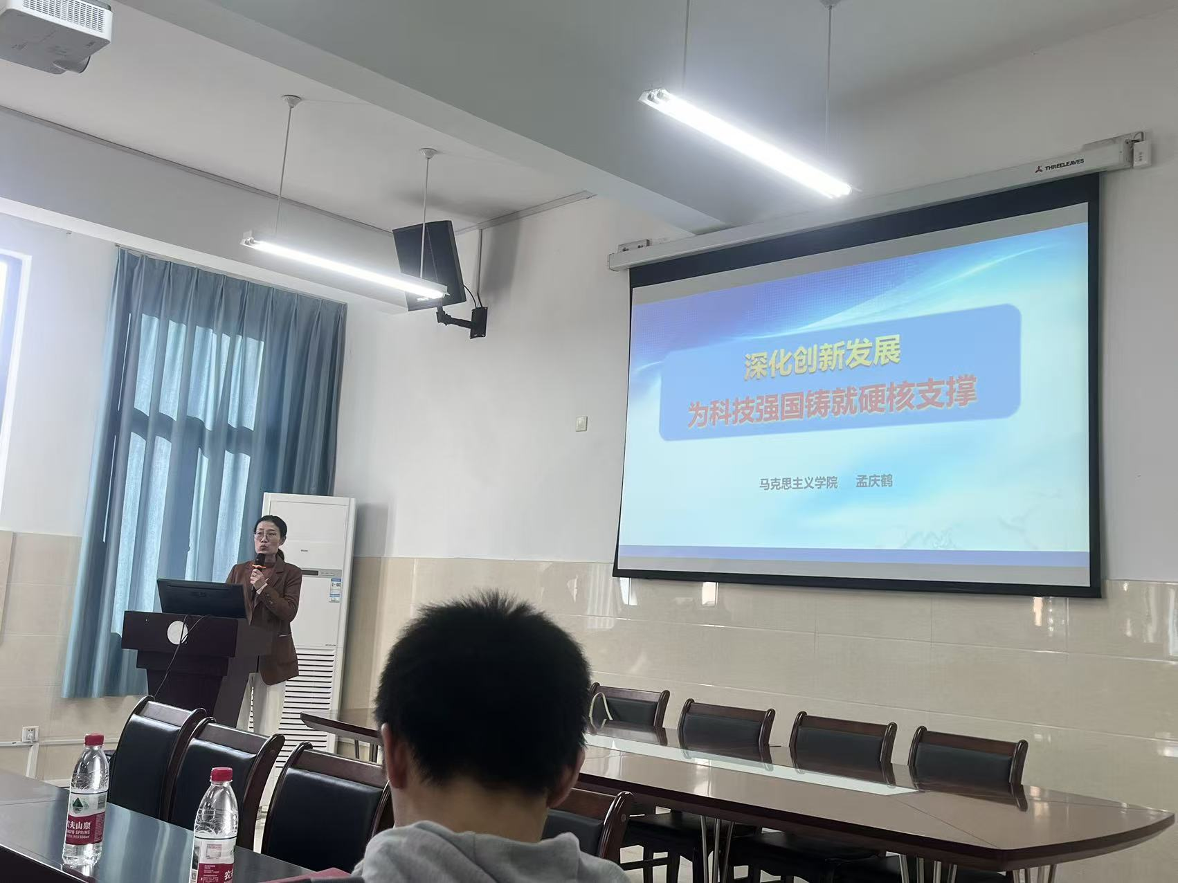 科技强国路 青春勇担当——机电工程学院学生党支部组织开展科技创新主题党日 活动